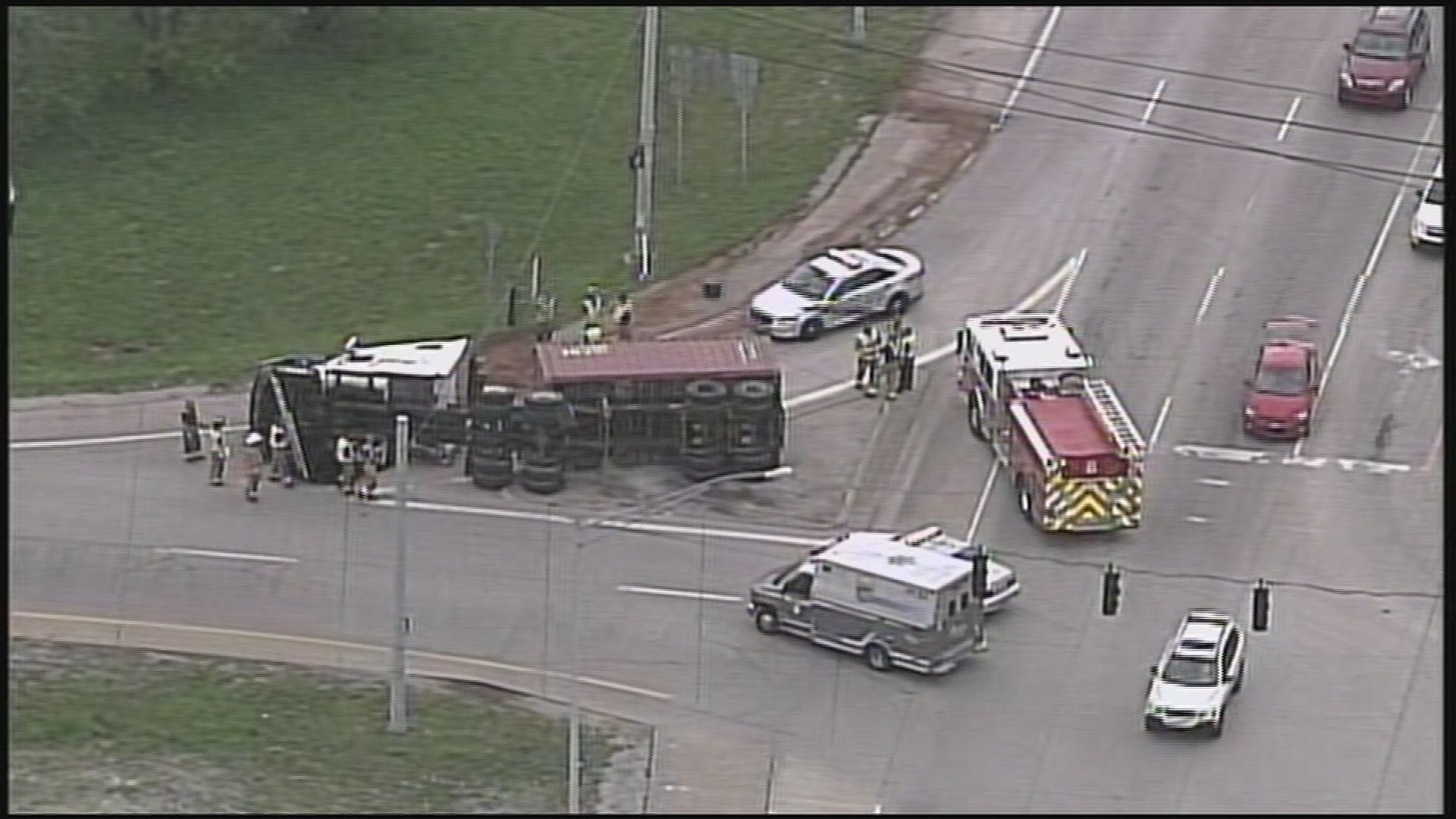 Overturned semi closes ramp from Newburg Road to Watterson Expressway | whas11.com