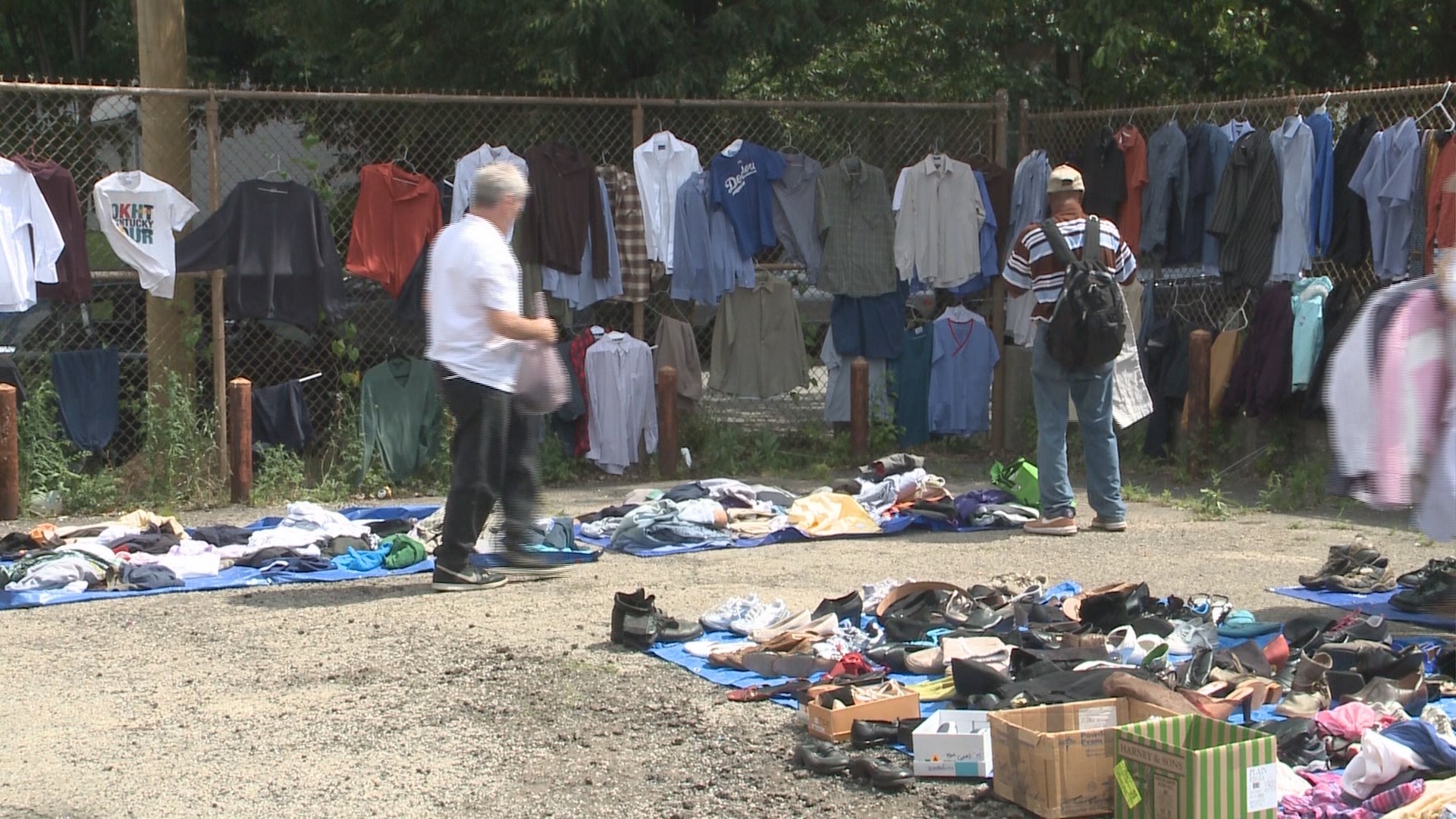 Volunteers help homeless with 'pop-up store' in Butchertown | whas11.com