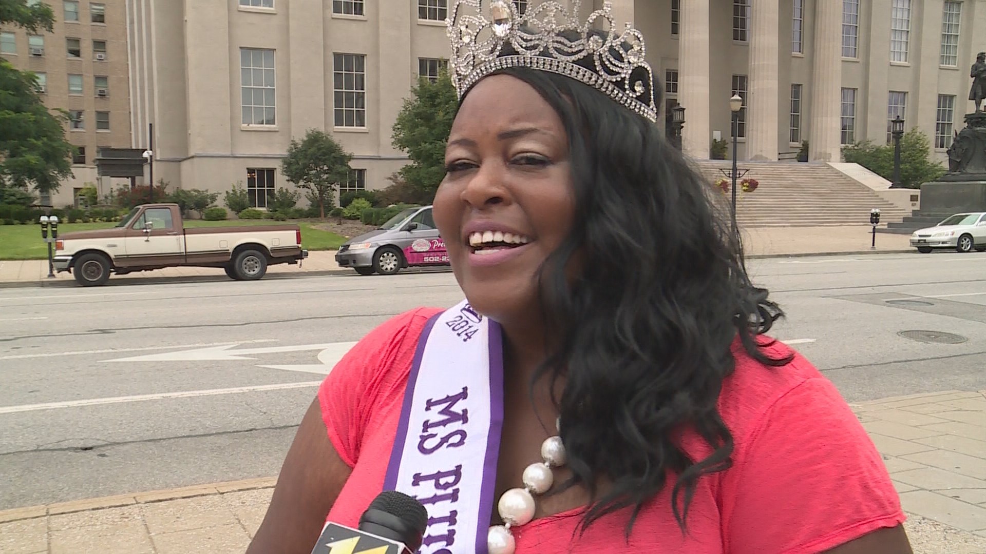 Miss Plus America giving away free hugs | whas11.com