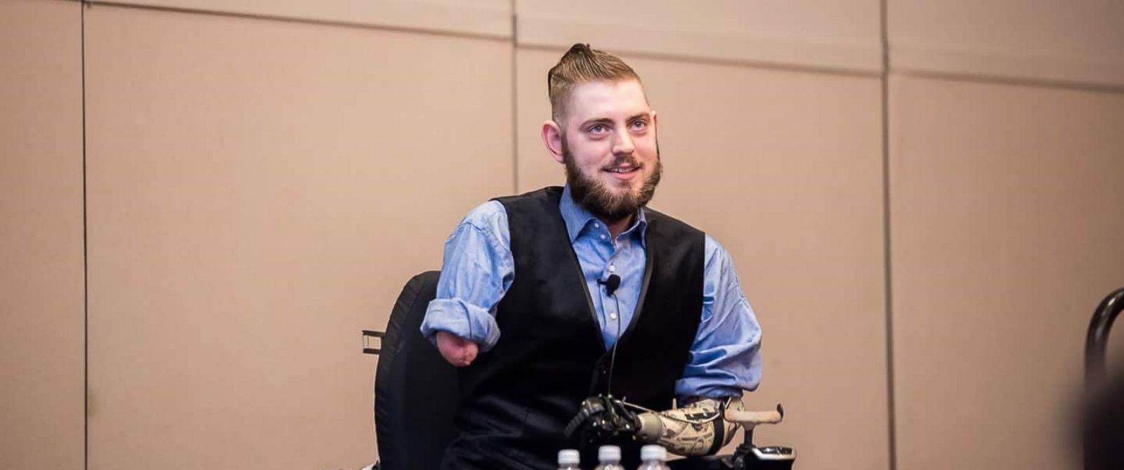 Retired Marine who underwent double arm transplant wiggles fingers ...